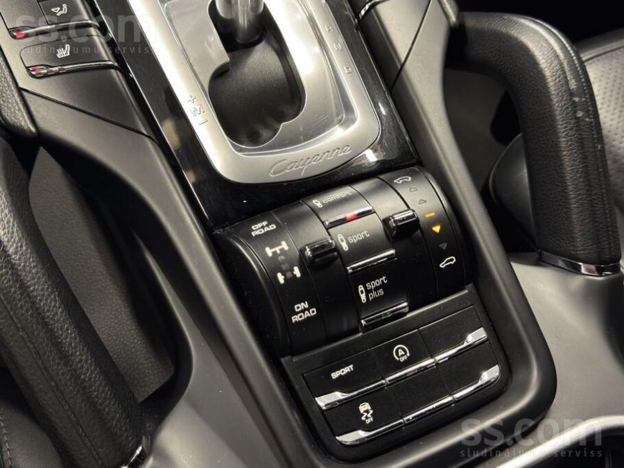 Melns Porsche Cayenne 2016 Rīga, ar dzinēja tilpumu 3.00 L un nobraukumu 216 tūkst. km par 25990 €, foto 21 vietnē AUTOMOTO.COM.LV
