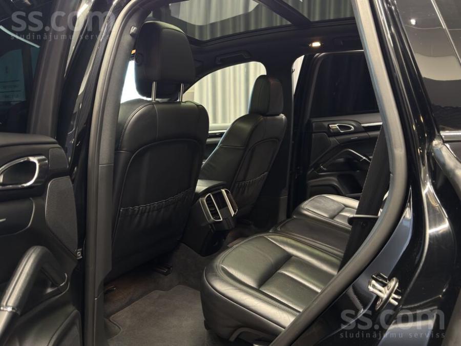 Melns Porsche Cayenne 2016 Rīga, ar dzinēja tilpumu 3.00 L un nobraukumu 216 tūkst. km par 25990 €, foto 24 vietnē AUTOMOTO.COM.LV
