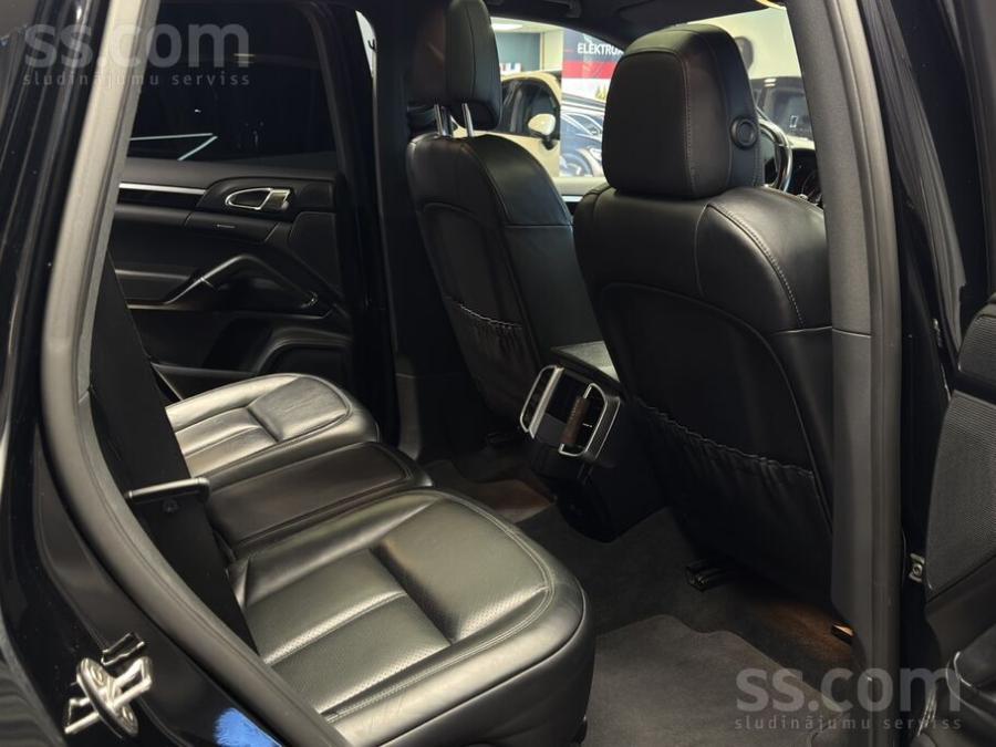 Melns Porsche Cayenne 2016 Rīga, ar dzinēja tilpumu 3.00 L un nobraukumu 216 tūkst. km par 25990 €, foto 26 vietnē AUTOMOTO.COM.LV