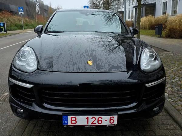 Black Porsche Cayenne 2016 in Riga, with an engine capacity of 3.00 L and mileage of 204 thousand km for 19700 €, photo 2 on AUTOMOTO.COM.LV