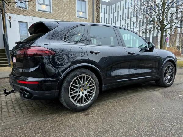 Black Porsche Cayenne 2016 in Riga, with an engine capacity of 3.00 L and mileage of 204 thousand km for 19700 €, photo 7 on AUTOMOTO.COM.LV