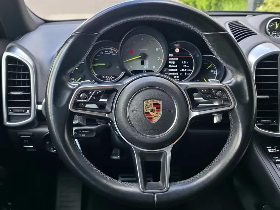 Melns Porsche Cayenne 2016 Rīga, ar dzinēja tilpumu 3.00 L un nobraukumu 204 tūkst. km par 19700 €, foto 17 vietnē AUTOMOTO.COM.LV