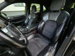 Melns Porsche Cayenne 2016 Rīga, ar dzinēja tilpumu 3.00 L un nobraukumu 204 tūkst. km par 19700 €, foto 19 vietnē AUTOMOTO.COM.LV