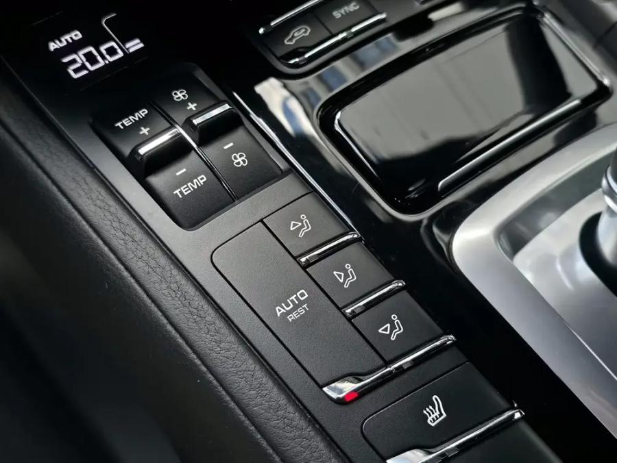 Melns Porsche Cayenne 2016 Rīga, ar dzinēja tilpumu 3.00 L un nobraukumu 204 tūkst. km par 19700 €, foto 21 vietnē AUTOMOTO.COM.LV