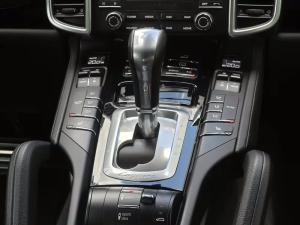 Melns Porsche Cayenne 2016 Rīga, ar dzinēja tilpumu 3.00 L un nobraukumu 204 tūkst. km par 19700 €, foto 22 vietnē AUTOMOTO.COM.LV