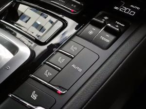 Melns Porsche Cayenne 2016 Rīga, ar dzinēja tilpumu 3.00 L un nobraukumu 204 tūkst. km par 19700 €, foto 23 vietnē AUTOMOTO.COM.LV