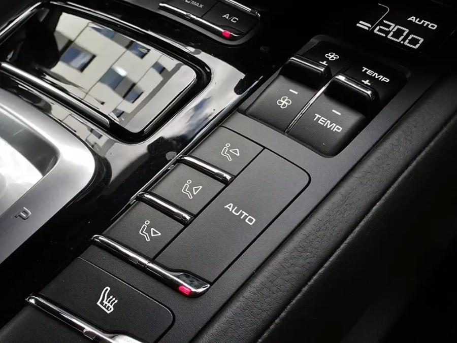 Melns Porsche Cayenne 2016 Rīga, ar dzinēja tilpumu 3.00 L un nobraukumu 204 tūkst. km par 19700 €, foto 23 vietnē AUTOMOTO.COM.LV