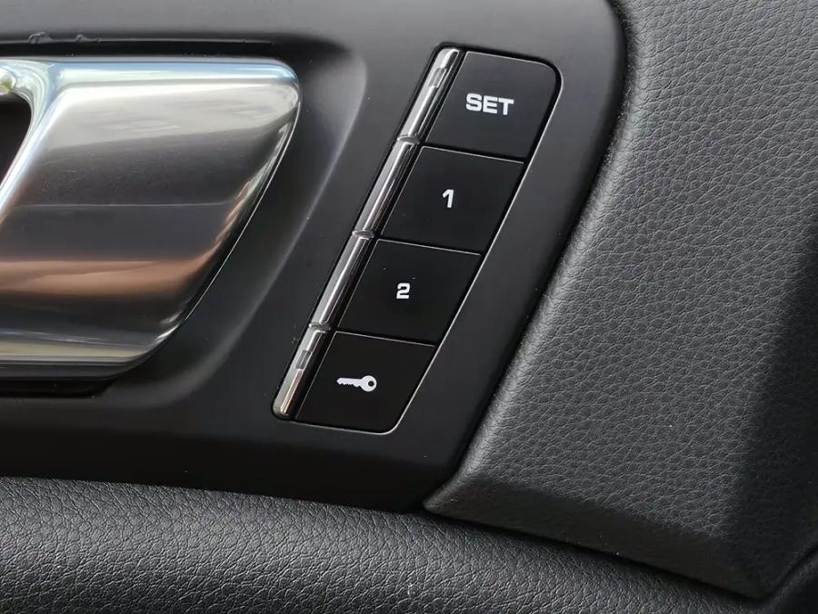 Melns Porsche Cayenne 2016 Rīga, ar dzinēja tilpumu 3.00 L un nobraukumu 204 tūkst. km par 19700 €, foto 26 vietnē AUTOMOTO.COM.LV