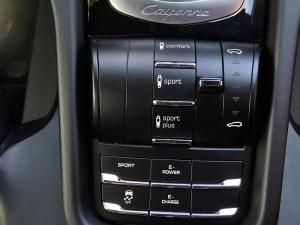 Melns Porsche Cayenne 2016 Rīga, ar dzinēja tilpumu 3.00 L un nobraukumu 204 tūkst. km par 19700 €, foto 28 vietnē AUTOMOTO.COM.LV