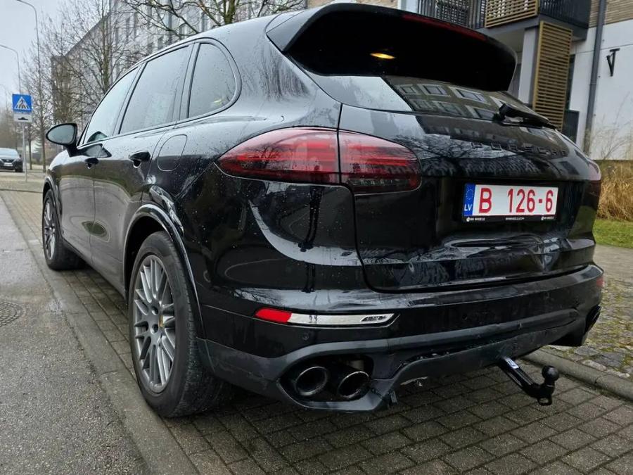 Melns Porsche Cayenne 2016 Rīga, ar dzinēja tilpumu 3.00 L un nobraukumu 204 tūkst. km par 19700 €, foto 35 vietnē AUTOMOTO.COM.LV
