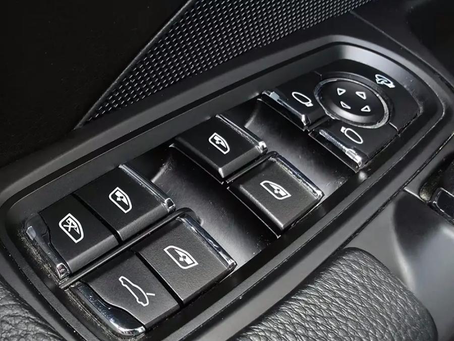 Melns Porsche Cayenne 2016 Rīga, ar dzinēja tilpumu 3.00 L un nobraukumu 204 tūkst. km par 19700 €, foto 38 vietnē AUTOMOTO.COM.LV