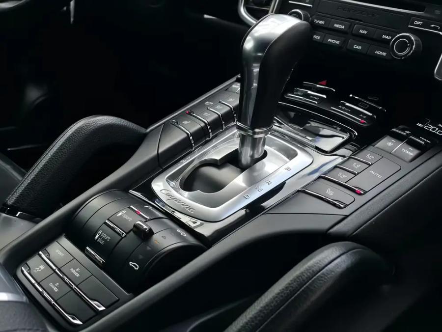 Melns Porsche Cayenne 2016 Rīga, ar dzinēja tilpumu 3.00 L un nobraukumu 204 tūkst. km par 19700 €, foto 39 vietnē AUTOMOTO.COM.LV