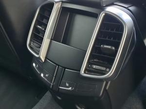 Melns Porsche Cayenne 2016 Rīga, ar dzinēja tilpumu 3.00 L un nobraukumu 204 tūkst. km par 19700 €, foto 43 vietnē AUTOMOTO.COM.LV