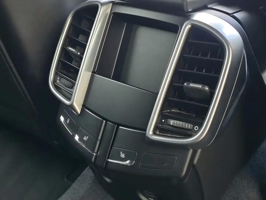 Melns Porsche Cayenne 2016 Rīga, ar dzinēja tilpumu 3.00 L un nobraukumu 204 tūkst. km par 19700 €, foto 43 vietnē AUTOMOTO.COM.LV