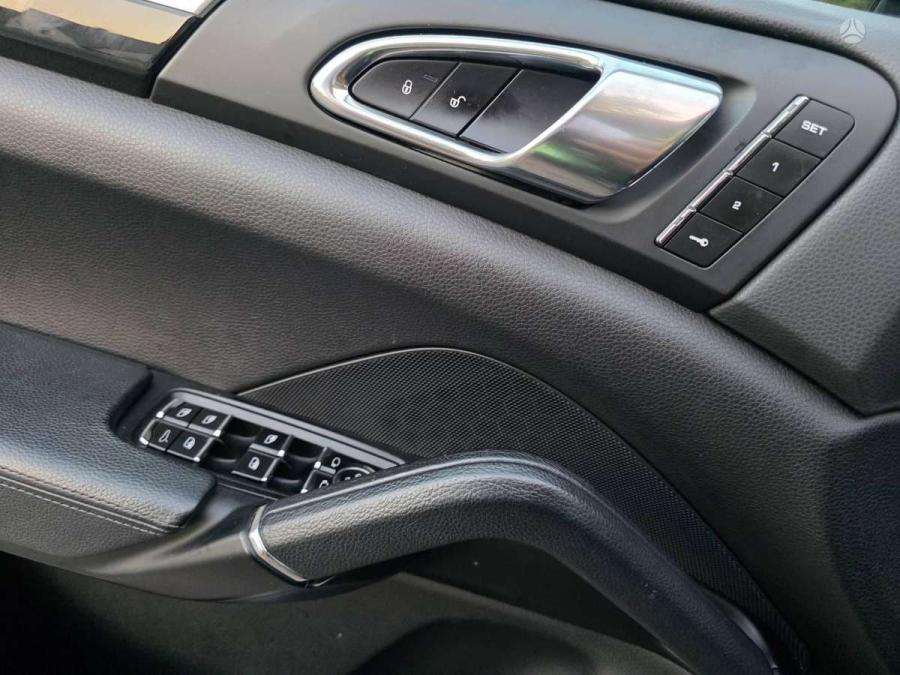 Melns Porsche Cayenne 2016 Utena, ar dzinēja tilpumu 3.60 L un nobraukumu 250 tūkst. km par 16900 €, foto 17 vietnē AUTOMOTO.COM.LV