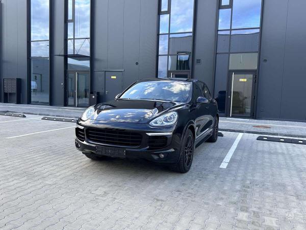 Melns Porsche Cayenne 2016 Viļņa, ar dzinēja tilpumu 3.60 L un nobraukumu 160 tūkst. km par 22500 €, foto 2 vietnē AUTOMOTO.COM.LV