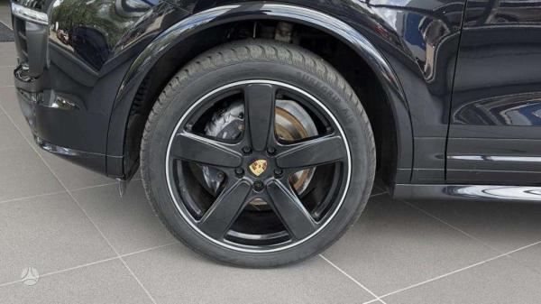 Black Porsche Cayenne 2016 in Marijampole, with an engine capacity of 2.97 L and mileage of 194 thousand km for 24999 €, photo 3 on AUTOMOTO.COM.LV