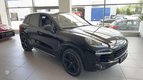 Black Porsche Cayenne 2016 in Marijampole, with an engine capacity of 2.97 L and mileage of 194 thousand km for 24999 €, photo 8 on AUTOMOTO.COM.LV
