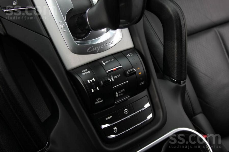 Melns Porsche Cayenne 2016 Tukums, ar dzinēja tilpumu 3.00 L un nobraukumu 289 tūkst. km par 19990 €, foto 20 vietnē AUTOMOTO.COM.LV