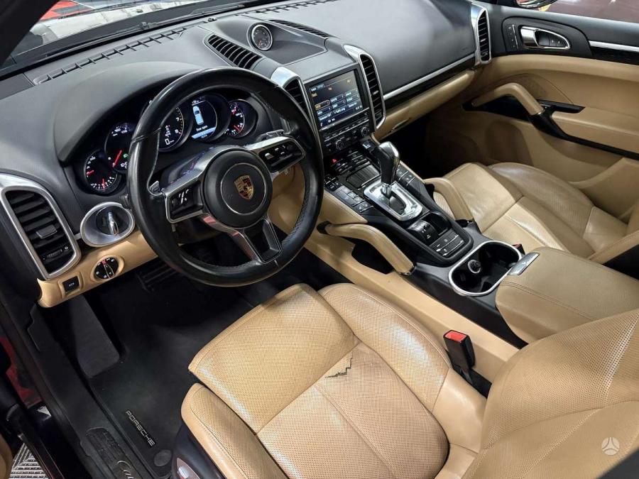 Melns Porsche Cayenne 2016 Viļņa, ar dzinēja tilpumu 3.60 L un nobraukumu 164 tūkst. km par 19999 €, foto 12 vietnē AUTOMOTO.COM.LV