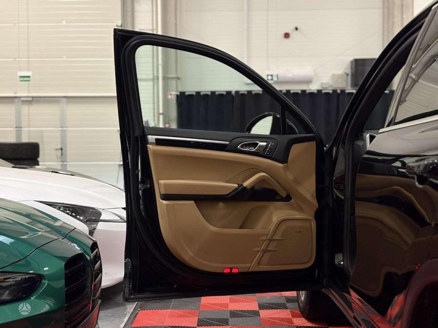 Melns Porsche Cayenne 2016 Viļņa, ar dzinēja tilpumu 3.60 L un nobraukumu 164 tūkst. km par 19999 €, foto 13 vietnē AUTOMOTO.COM.LV