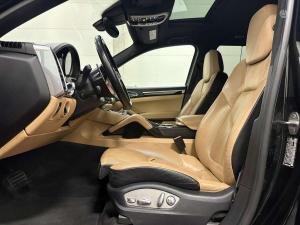 Melns Porsche Cayenne 2016 Viļņa, ar dzinēja tilpumu 3.60 L un nobraukumu 164 tūkst. km par 19999 €, foto 16 vietnē AUTOMOTO.COM.LV
