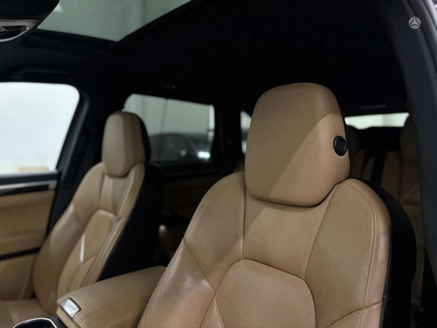 Melns Porsche Cayenne 2016 Viļņa, ar dzinēja tilpumu 3.60 L un nobraukumu 164 tūkst. km par 19999 €, foto 17 vietnē AUTOMOTO.COM.LV
