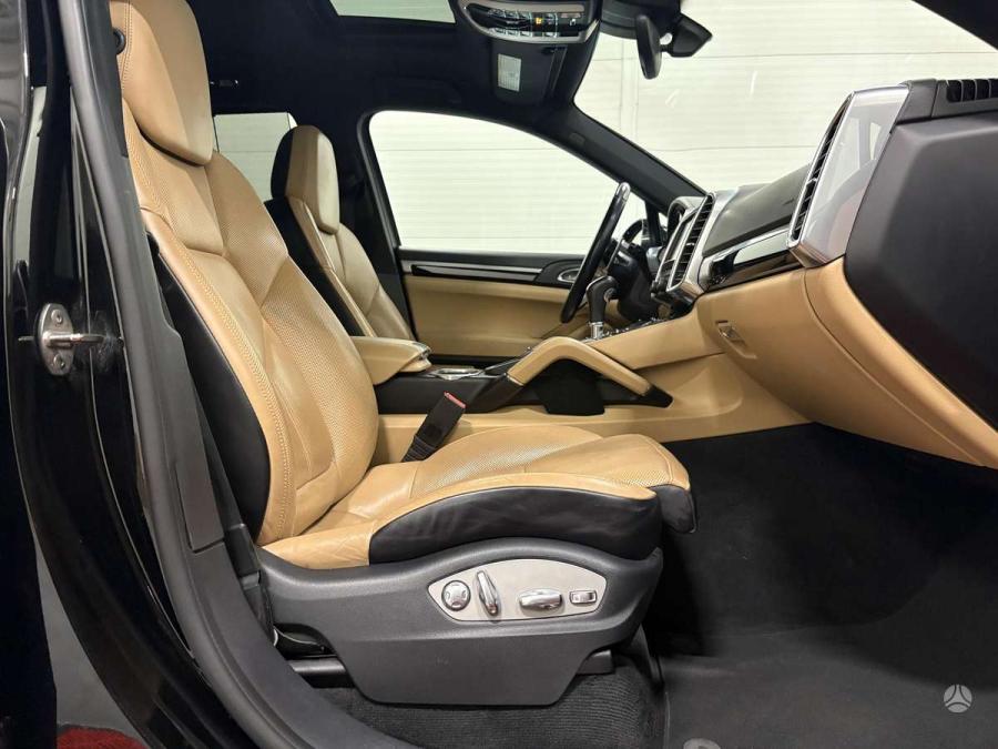 Melns Porsche Cayenne 2016 Viļņa, ar dzinēja tilpumu 3.60 L un nobraukumu 164 tūkst. km par 19999 €, foto 19 vietnē AUTOMOTO.COM.LV