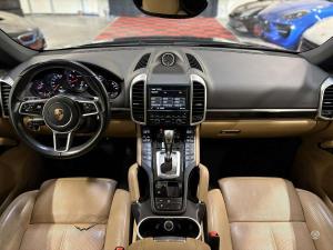 Melns Porsche Cayenne 2016 Viļņa, ar dzinēja tilpumu 3.60 L un nobraukumu 164 tūkst. km par 19999 €, foto 20 vietnē AUTOMOTO.COM.LV