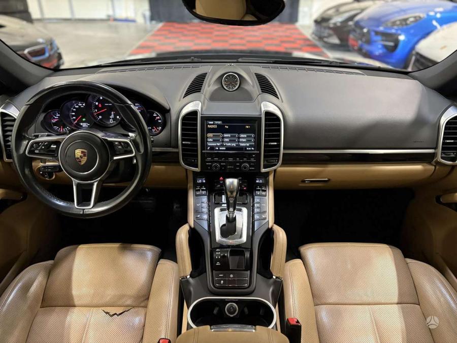 Melns Porsche Cayenne 2016 Viļņa, ar dzinēja tilpumu 3.60 L un nobraukumu 164 tūkst. km par 19999 €, foto 20 vietnē AUTOMOTO.COM.LV