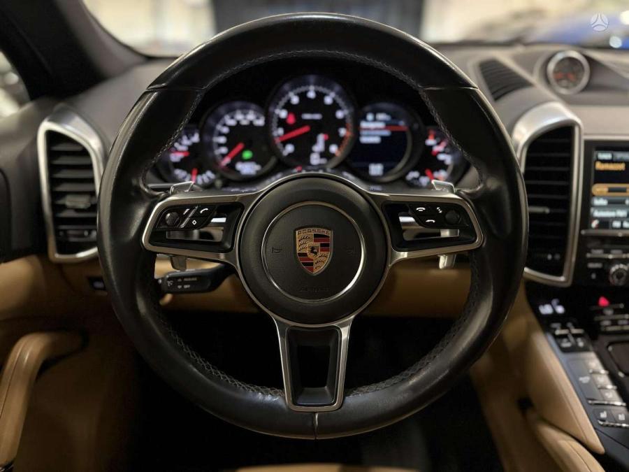 Melns Porsche Cayenne 2016 Viļņa, ar dzinēja tilpumu 3.60 L un nobraukumu 164 tūkst. km par 19999 €, foto 22 vietnē AUTOMOTO.COM.LV