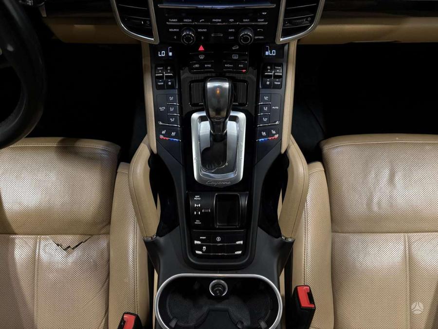 Melns Porsche Cayenne 2016 Viļņa, ar dzinēja tilpumu 3.60 L un nobraukumu 164 tūkst. km par 19999 €, foto 24 vietnē AUTOMOTO.COM.LV