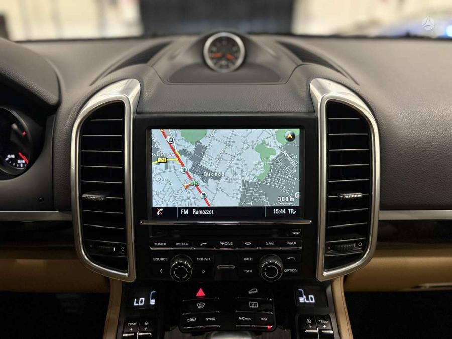 Melns Porsche Cayenne 2016 Viļņa, ar dzinēja tilpumu 3.60 L un nobraukumu 164 tūkst. km par 19999 €, foto 25 vietnē AUTOMOTO.COM.LV