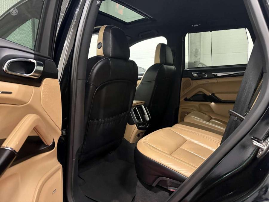 Melns Porsche Cayenne 2016 Viļņa, ar dzinēja tilpumu 3.60 L un nobraukumu 164 tūkst. km par 19999 €, foto 28 vietnē AUTOMOTO.COM.LV