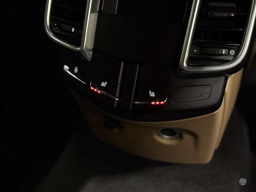Melns Porsche Cayenne 2016 Viļņa, ar dzinēja tilpumu 3.60 L un nobraukumu 164 tūkst. km par 19999 €, foto 30 vietnē AUTOMOTO.COM.LV