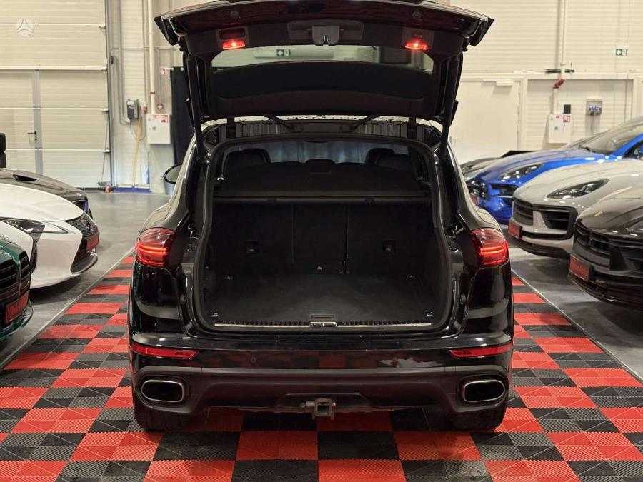 Melns Porsche Cayenne 2016 Viļņa, ar dzinēja tilpumu 3.60 L un nobraukumu 164 tūkst. km par 19999 €, foto 31 vietnē AUTOMOTO.COM.LV
