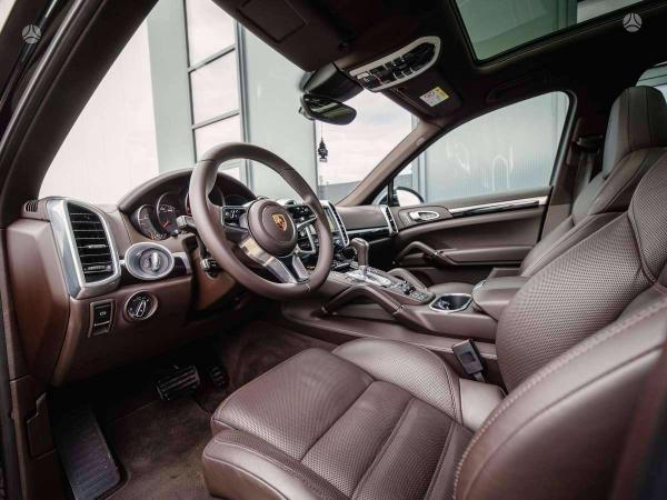Black Porsche Cayenne 2016 in Kaunas, with an engine capacity of 2.97 L and mileage of 256 thousand km for 19800 €, photo 8 on AUTOMOTO.COM.LV