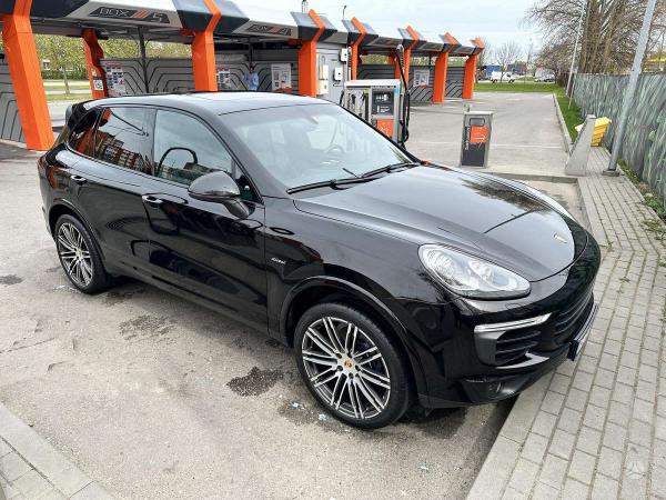 Black Porsche Cayenne 2016 in Klaipeda, with an engine capacity of 2.97 L and mileage of 185 thousand km for 29800 €, photo 1 on AUTOMOTO.COM.LV