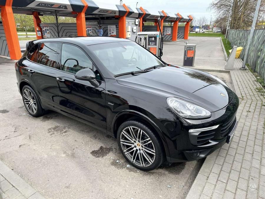 Black Porsche Cayenne 2016 in Klaipeda, with an engine capacity of 2.97 L and mileage of 185 thousand km for 29800 €, photo 1 on AUTOMOTO.COM.LV