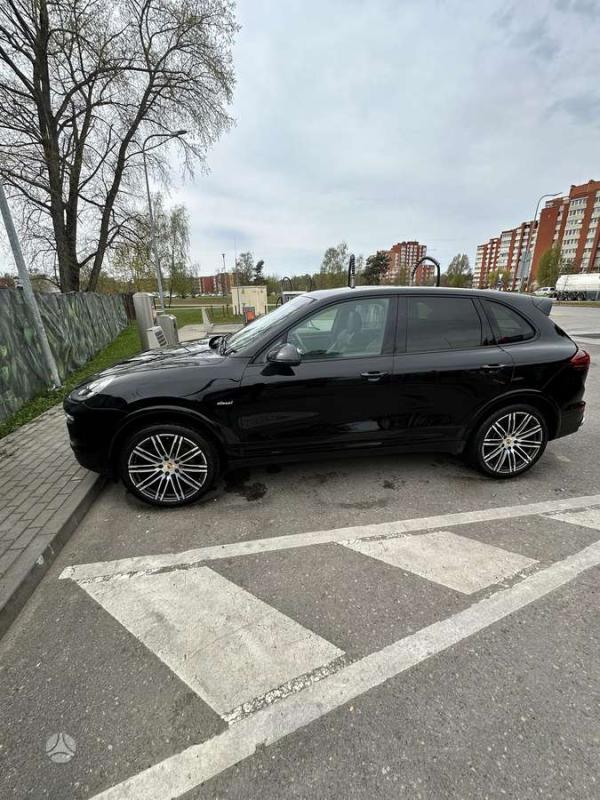 Black Porsche Cayenne 2016 in Klaipeda, with an engine capacity of 2.97 L and mileage of 185 thousand km for 29800 €, photo 2 on AUTOMOTO.COM.LV