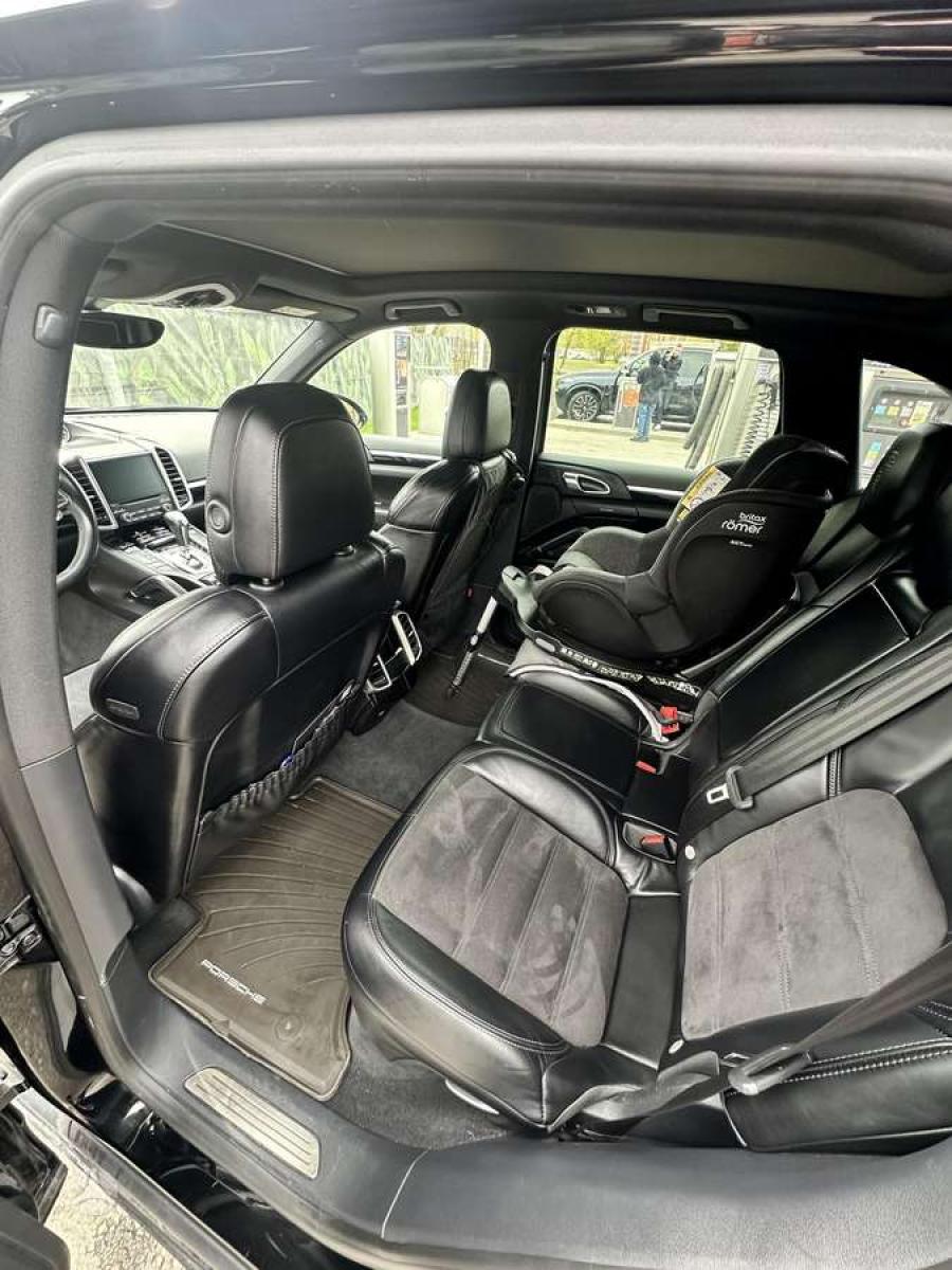 Black Porsche Cayenne 2016 in Klaipeda, with an engine capacity of 2.97 L and mileage of 185 thousand km for 29800 €, photo 6 on AUTOMOTO.COM.LV