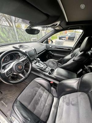 Black Porsche Cayenne 2016 in Klaipeda, with an engine capacity of 2.97 L and mileage of 185 thousand km for 29800 €, photo 7 on AUTOMOTO.COM.LV