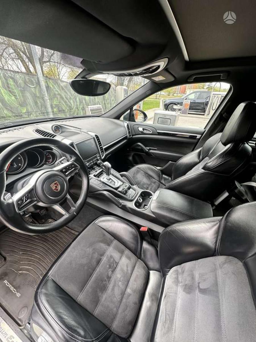 Black Porsche Cayenne 2016 in Klaipeda, with an engine capacity of 2.97 L and mileage of 185 thousand km for 29800 €, photo 7 on AUTOMOTO.COM.LV