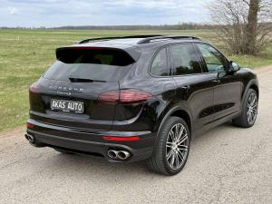 Black Porsche Cayenne 2016 in Siauliai, with an engine capacity of 4.13 L and mileage of 205 thousand km for 28900 €, photo 4 on AUTOMOTO.COM.LV
