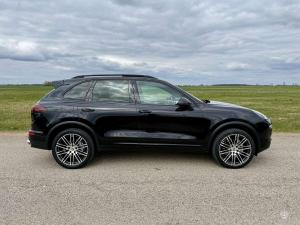 Black Porsche Cayenne 2016 in Siauliai, with an engine capacity of 4.13 L and mileage of 205 thousand km for 28900 €, photo 6 on AUTOMOTO.COM.LV