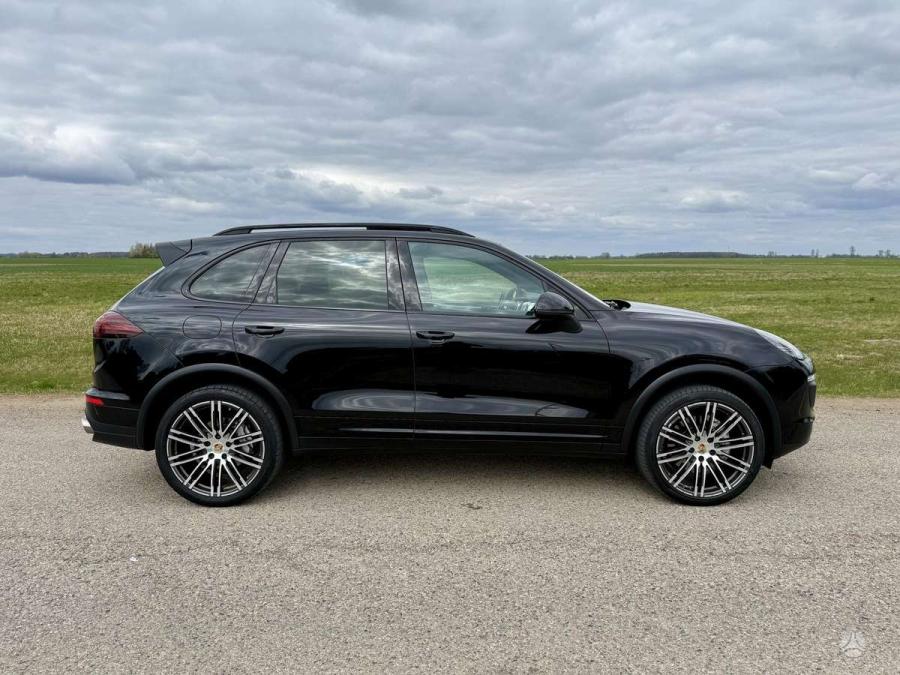 Black Porsche Cayenne 2016 in Siauliai, with an engine capacity of 4.13 L and mileage of 205 thousand km for 28900 €, photo 6 on AUTOMOTO.COM.LV