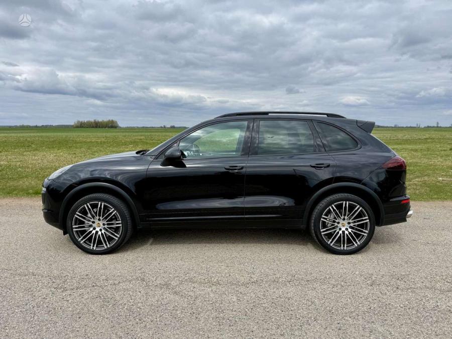 Black Porsche Cayenne 2016 in Siauliai, with an engine capacity of 4.13 L and mileage of 205 thousand km for 28900 €, photo 7 on AUTOMOTO.COM.LV