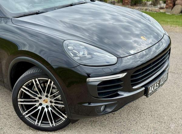 Black Porsche Cayenne 2016 in Siauliai, with an engine capacity of 4.13 L and mileage of 205 thousand km for 28900 €, photo 8 on AUTOMOTO.COM.LV