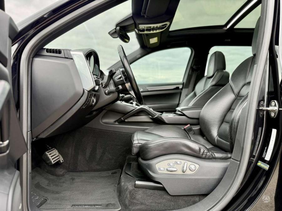 Black Porsche Cayenne 2016 in Siauliai, with an engine capacity of 4.13 L and mileage of 205 thousand km for 28900 €, photo 10 on AUTOMOTO.COM.LV