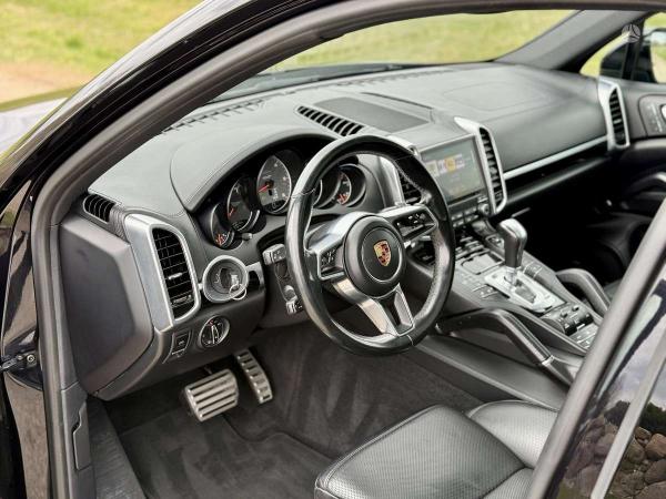Black Porsche Cayenne 2016 in Siauliai, with an engine capacity of 4.13 L and mileage of 205 thousand km for 28900 €, photo 10 on AUTOMOTO.COM.LV